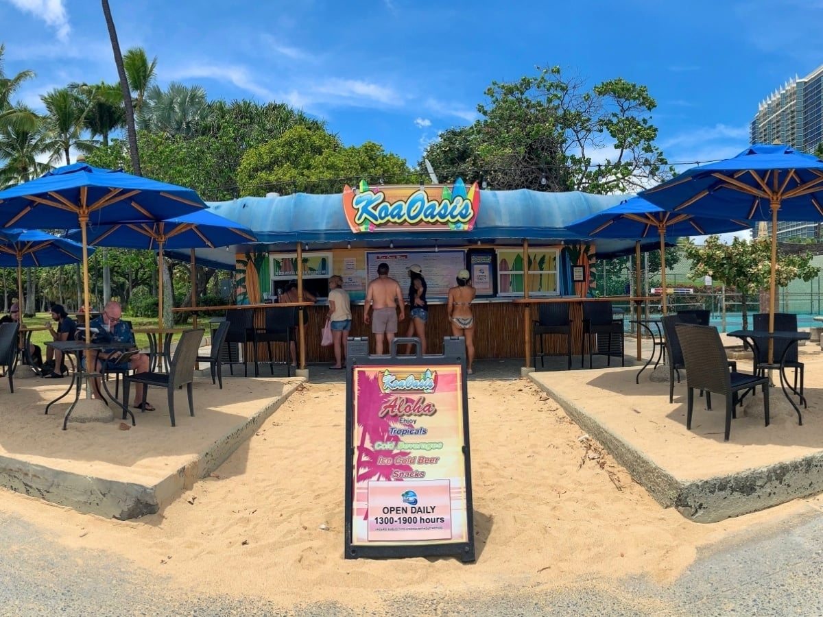 Cocktails with a View: Waikīkī Beach Bars